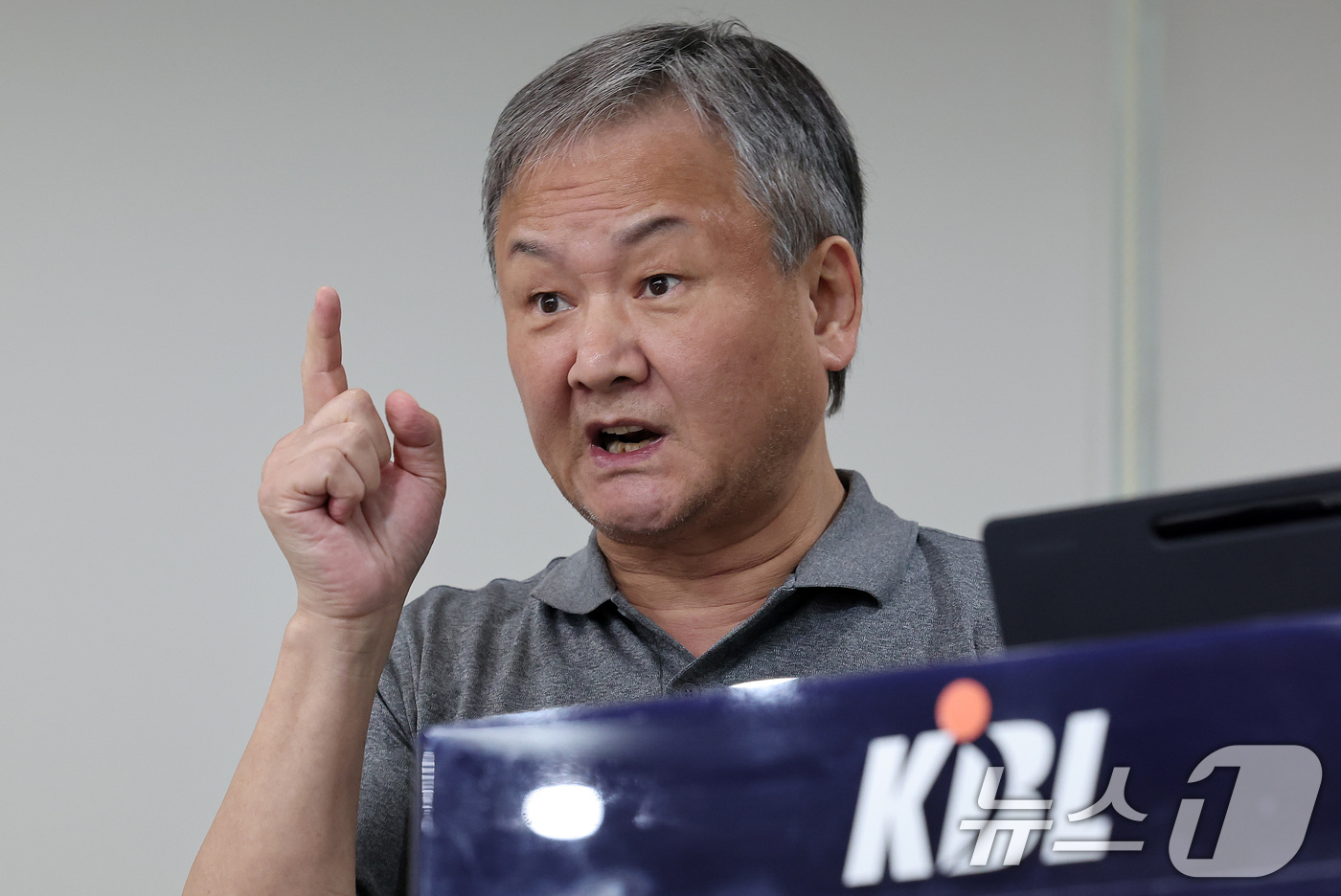 파울콜에 대해 설명하는 유재학 KBL 경기본부장 - 뉴스1