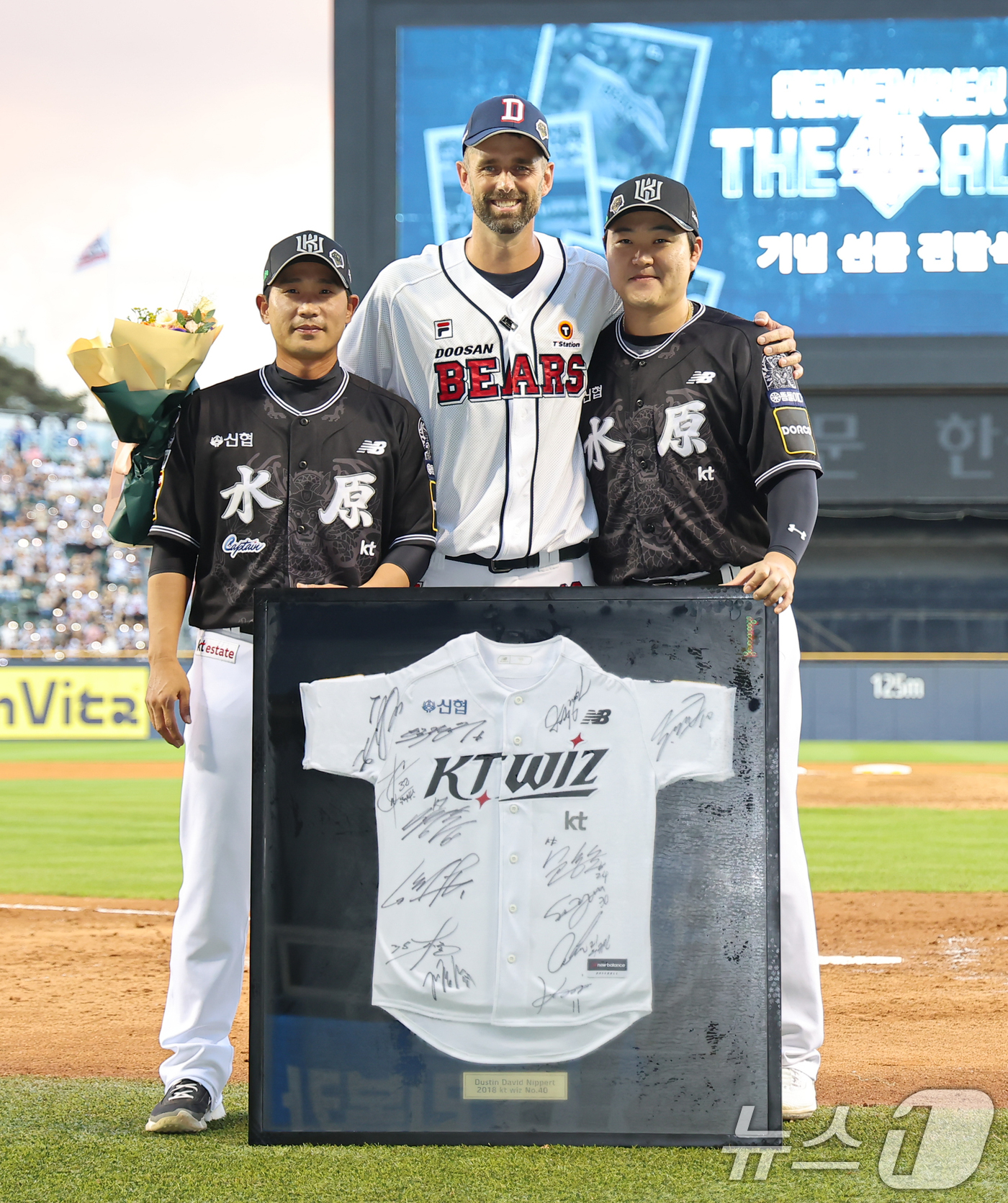 kt 유니폼 받는 니퍼트 - 뉴스1