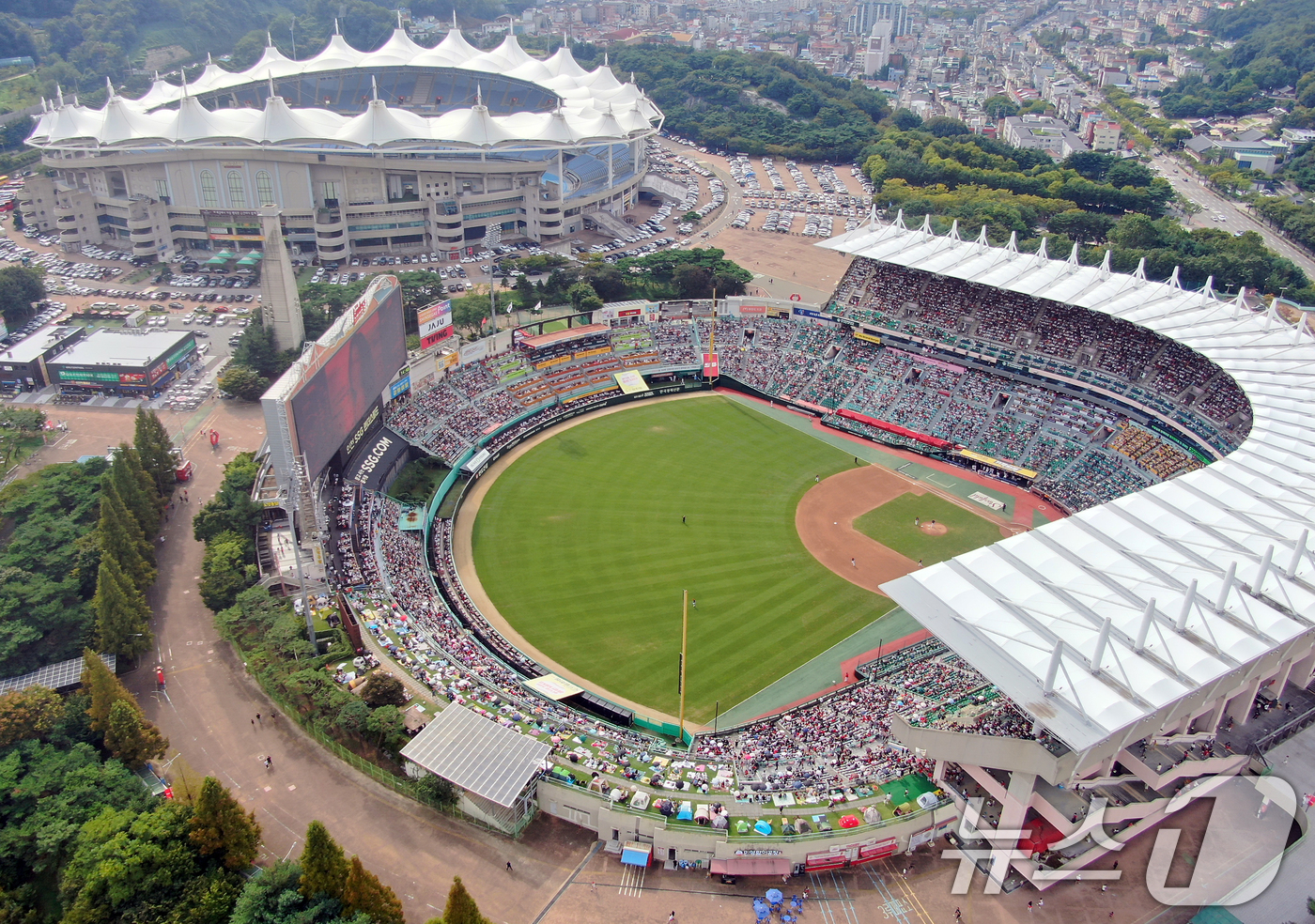 드디어 넘었다, 출범 42년 KBO리그 ‘1000만 관중’ 시대 활짝 - 뉴스1