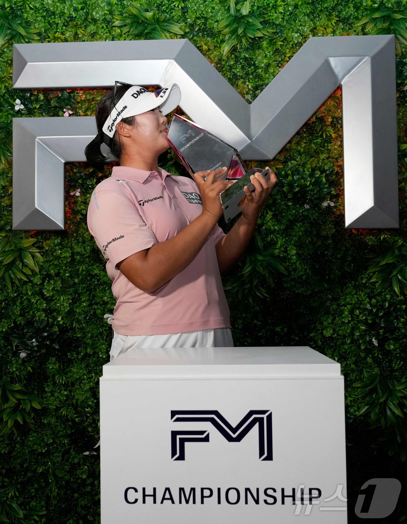 [사진] LPGA 투어 FM 챔피언십 우승컵 입 맞추는 유해란 - 뉴스1