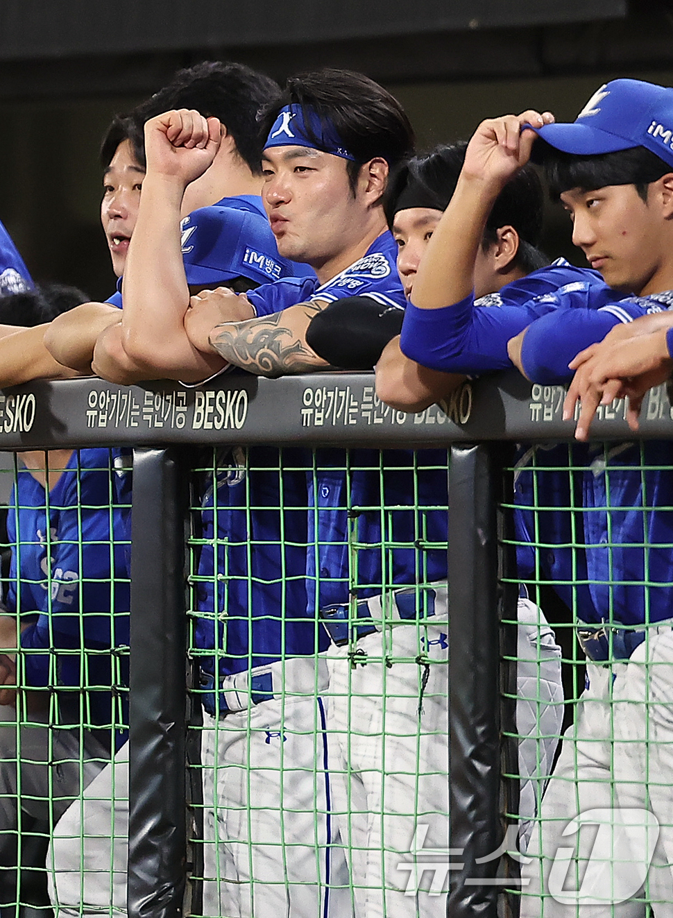 더그아웃에서 경기 지켜보는 박병호 - 뉴스1