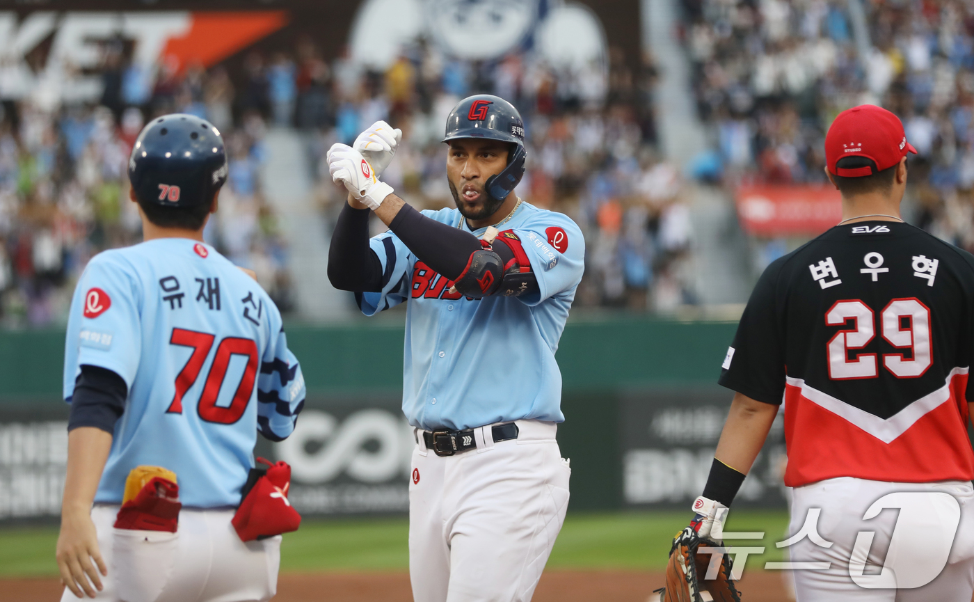 200안타 세리머니하는 롯데 레이예스 - 뉴스1