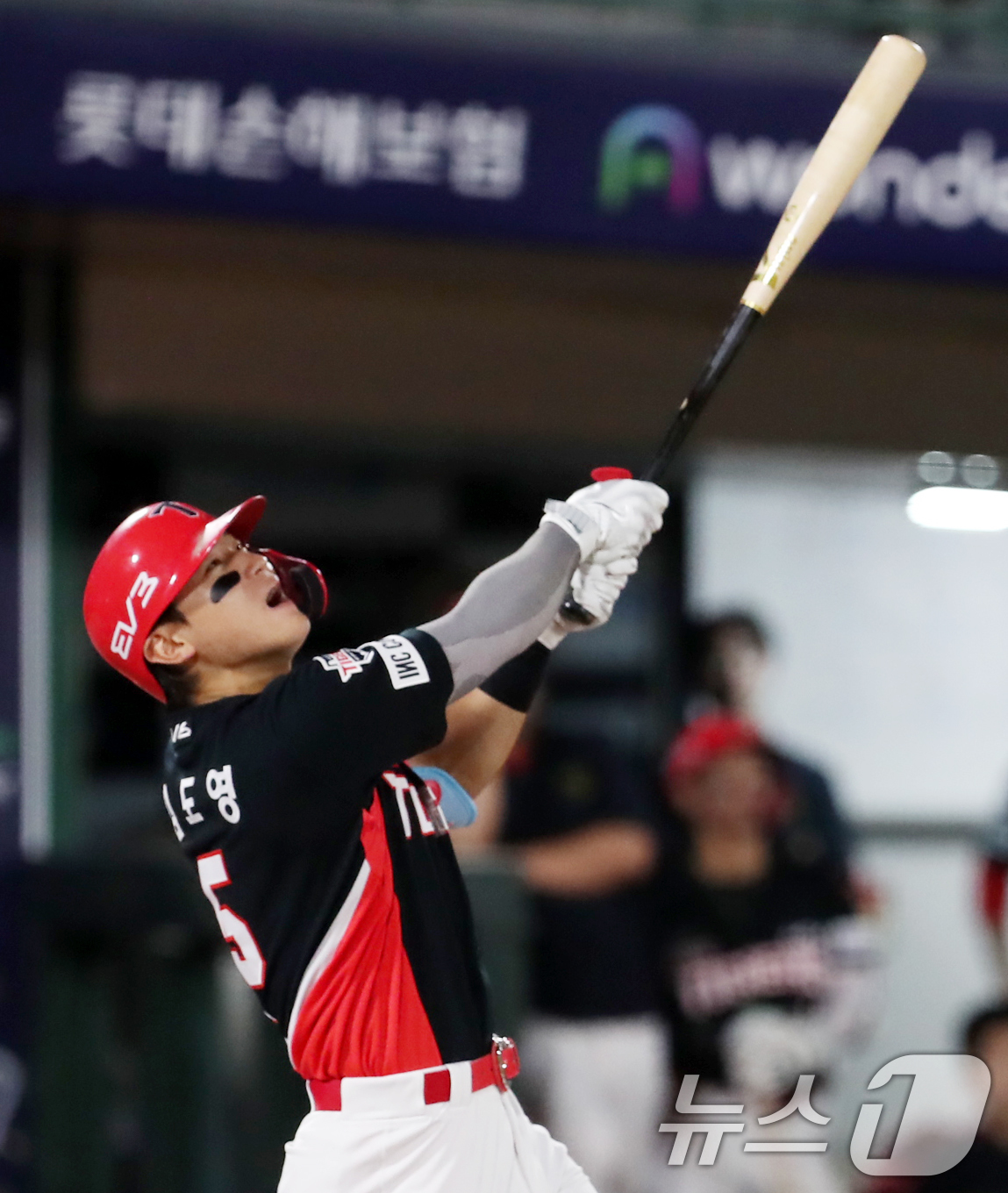 우익수 플라이 타구 바라보는 김도영 - 뉴스1