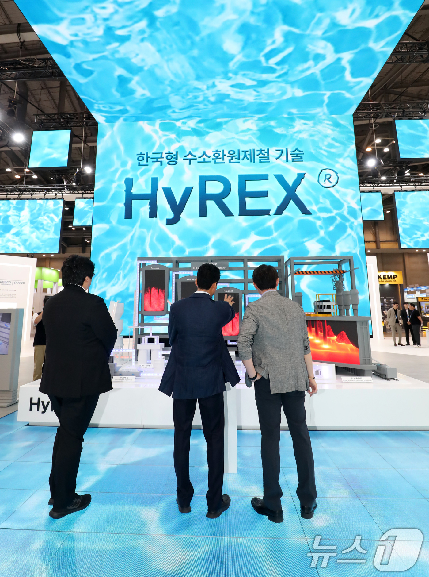 포스코그룹 하이렉스 모형 살펴보는 관람객들 - 뉴스1