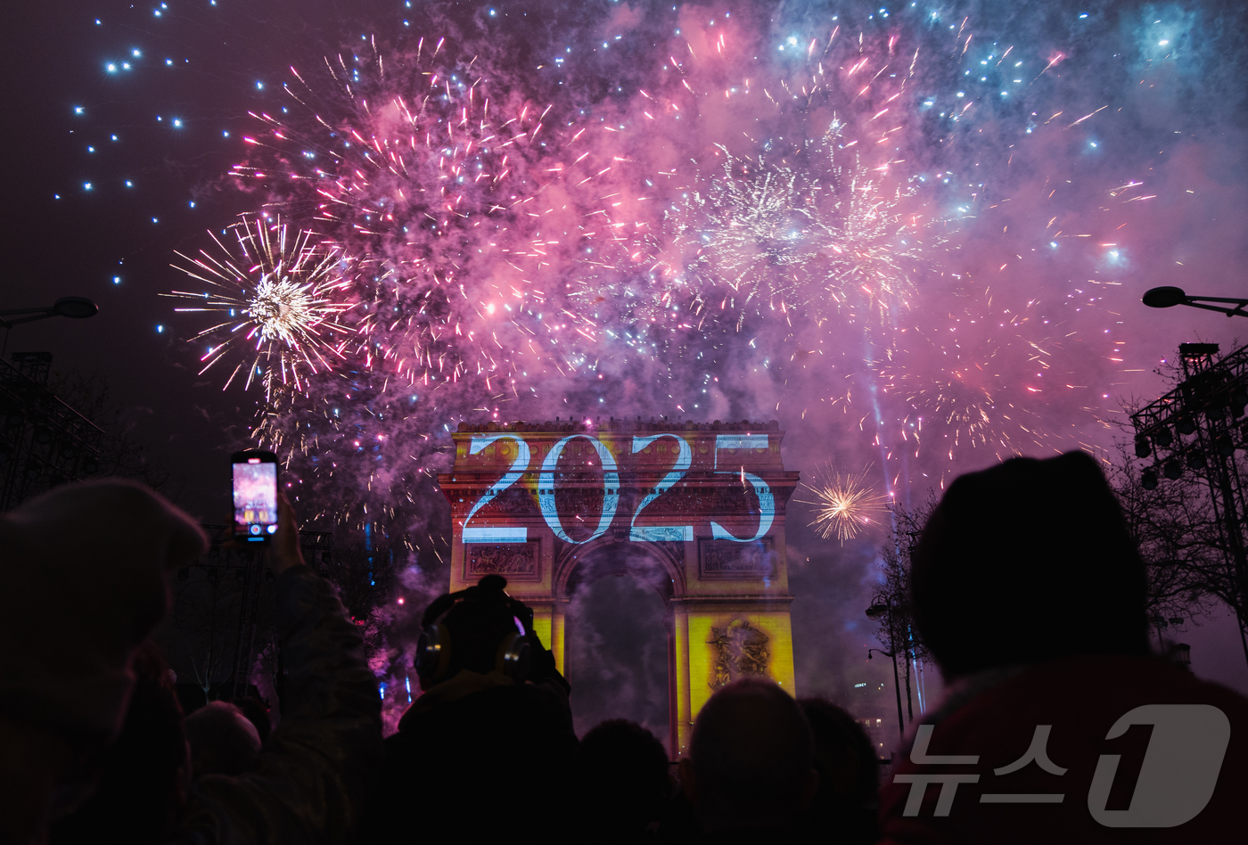 佛 파리 신년맞이 불꽃놀이… 2025년은 그저 무탈 하기를… 뉴스1