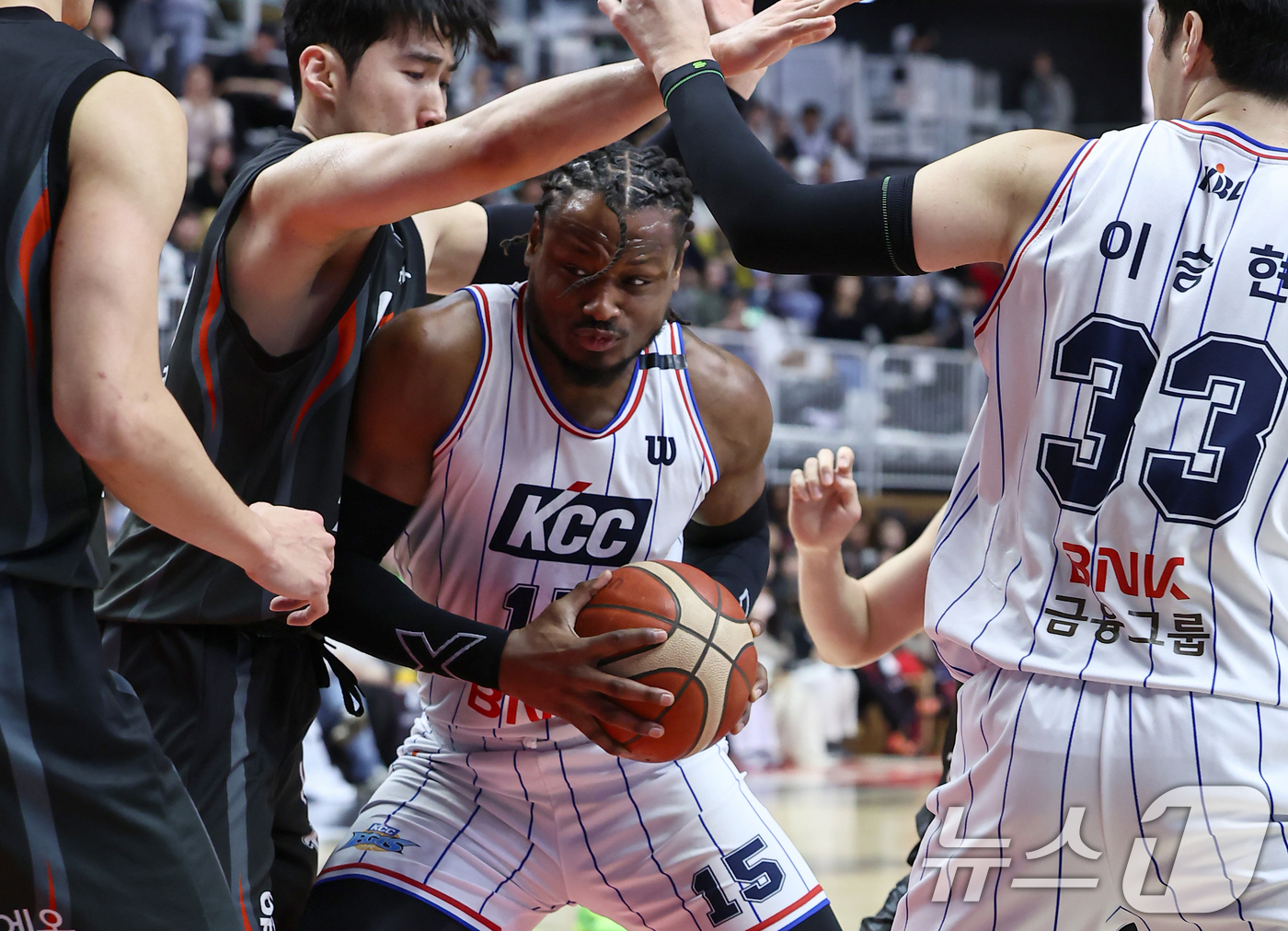 KCC 버튼 '뚫어야 한다' - 뉴스1