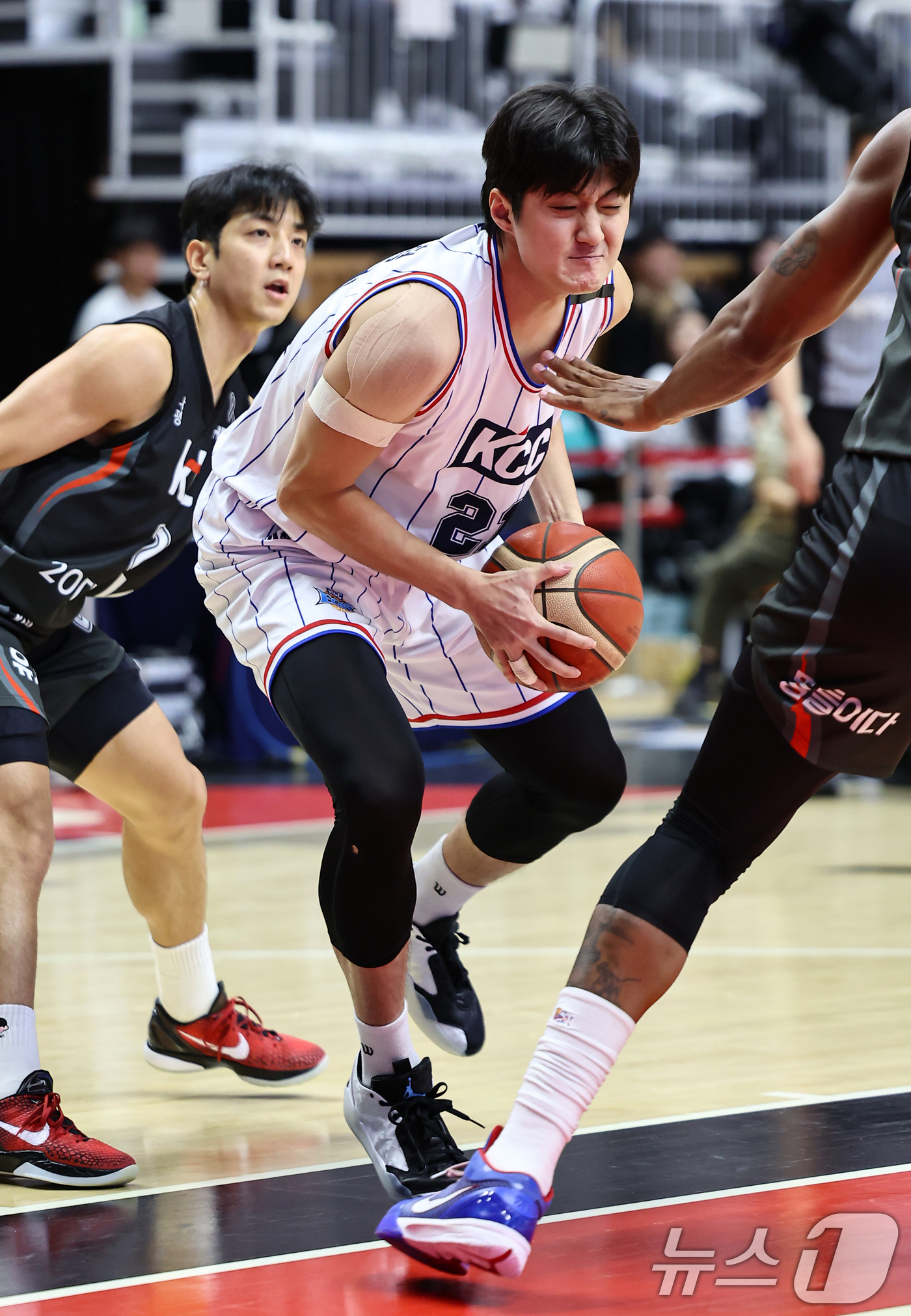 KCC 여준형 '뚫어야 한다' - 뉴스1