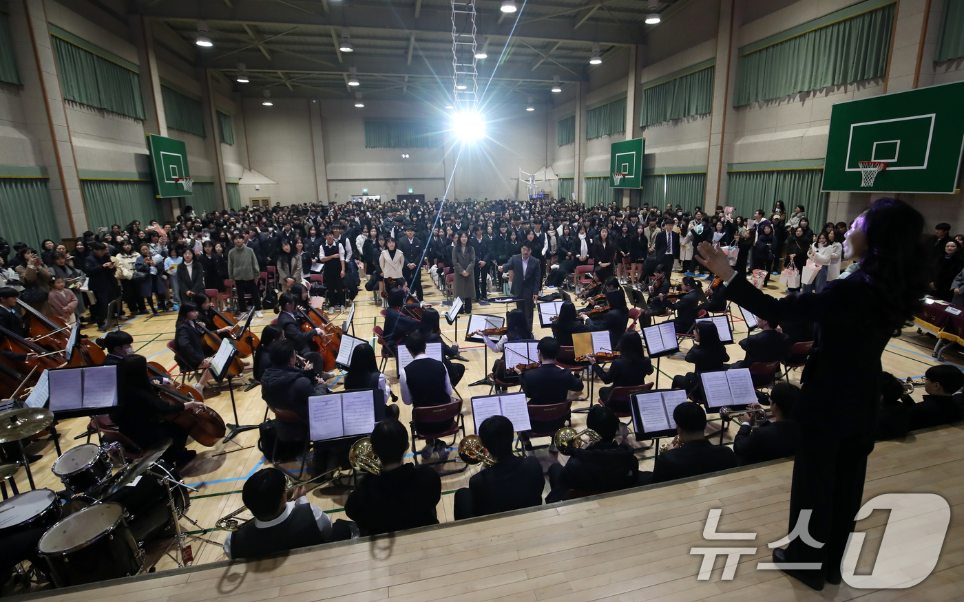 친구들과 부르는 마지막 교가 - 뉴스1