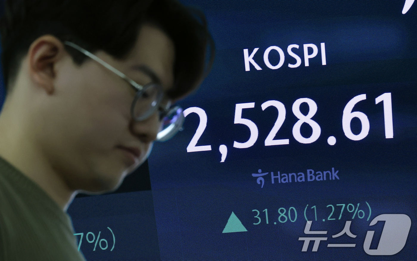 코스피, 1% 이상 상승하며 장시작 - 뉴스1