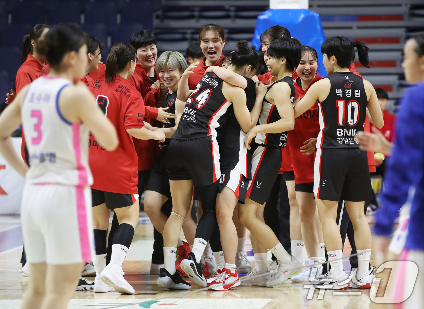 역전승 기뻐하는 BNK 썸 - 뉴스1