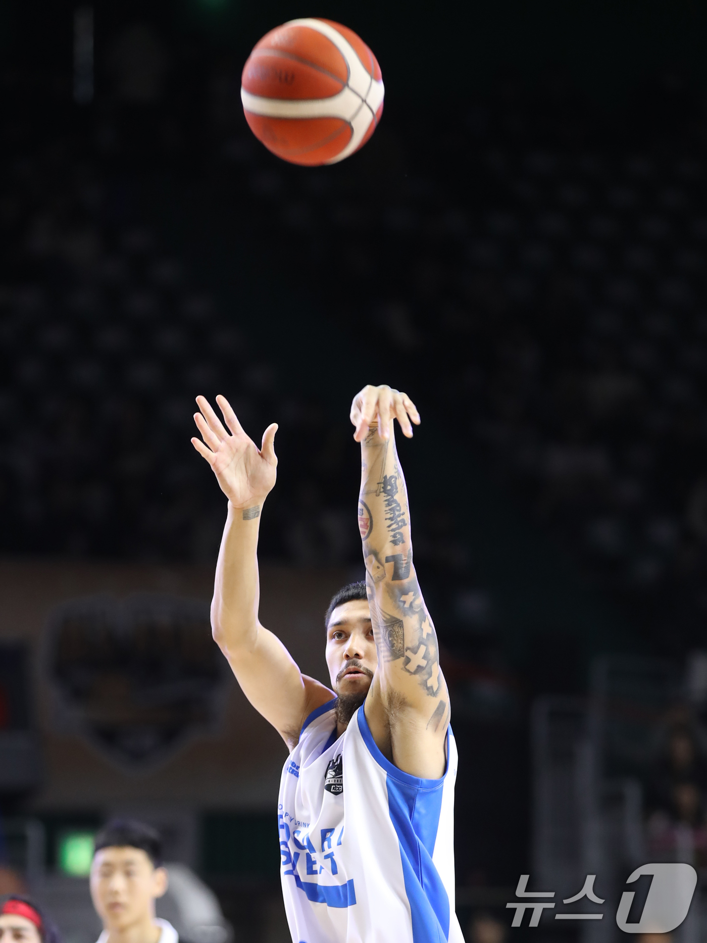 3점 조준하는 이선 알바노 - 뉴스1