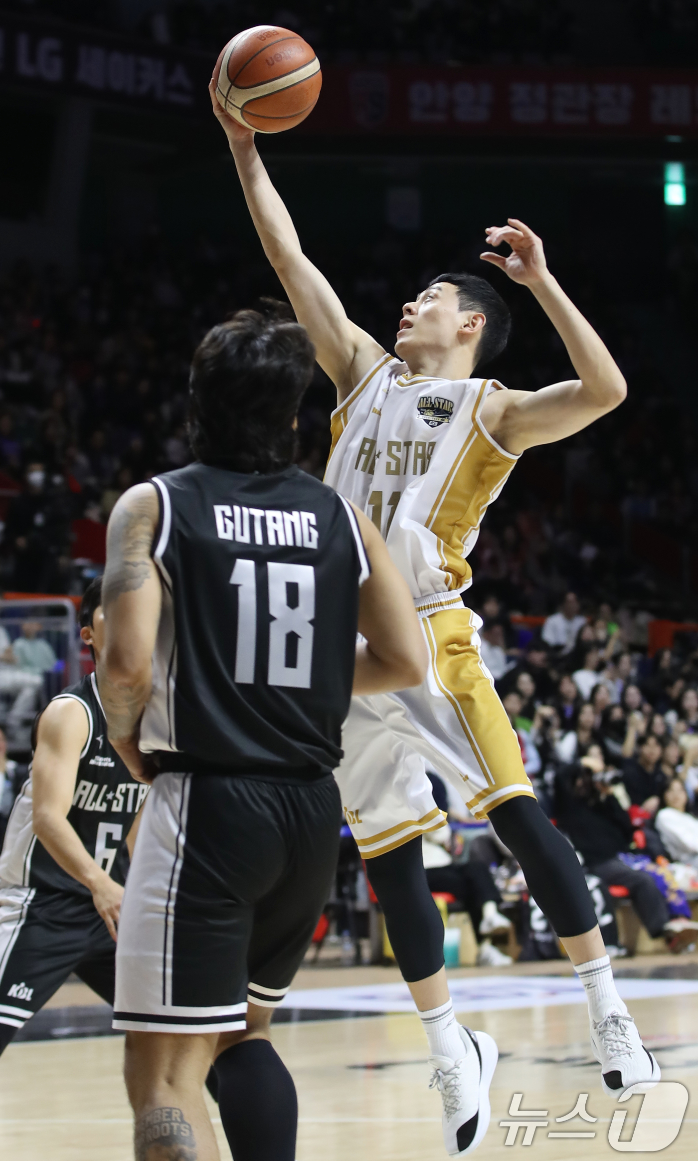 리바운드 하는 이관희 - 뉴스1