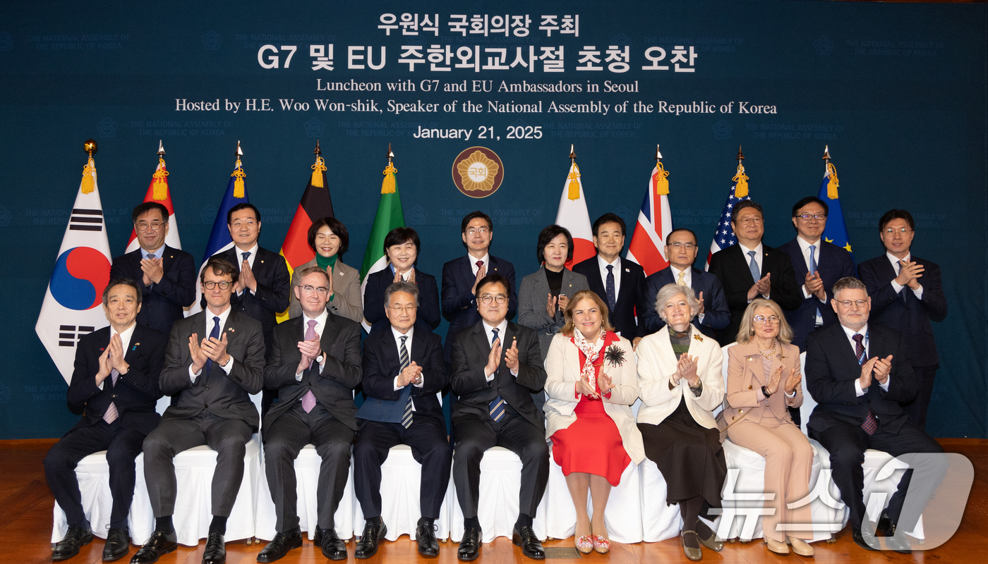 G7·EU 주한외교사절 기념촬영 - 뉴스1