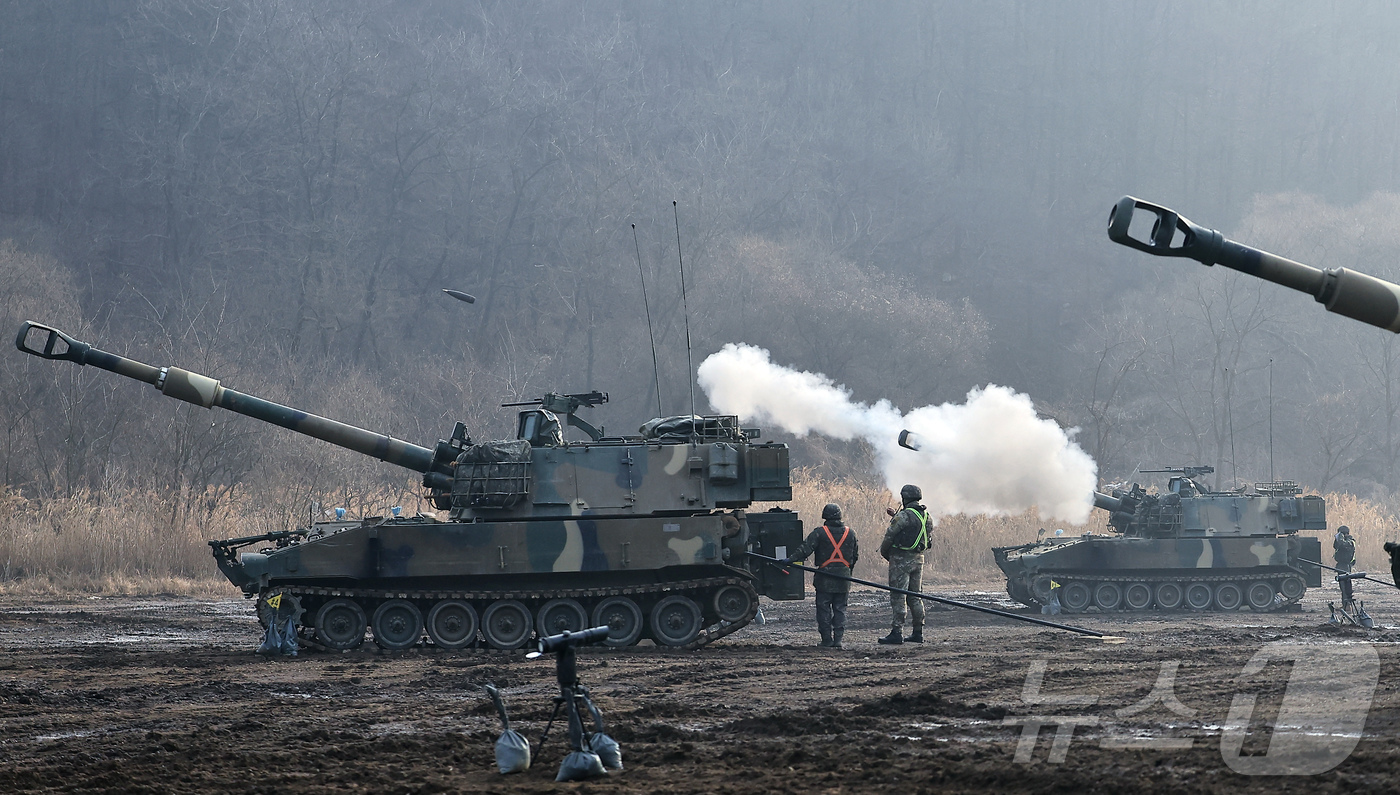 혹한기 K55A1 자주포 포탄 사격 나선 육군 30기갑여단 - 뉴스1