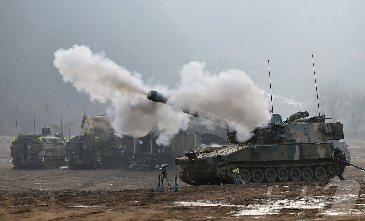 사격 연기 내뿜는 K55A1 자주포 - 뉴스1