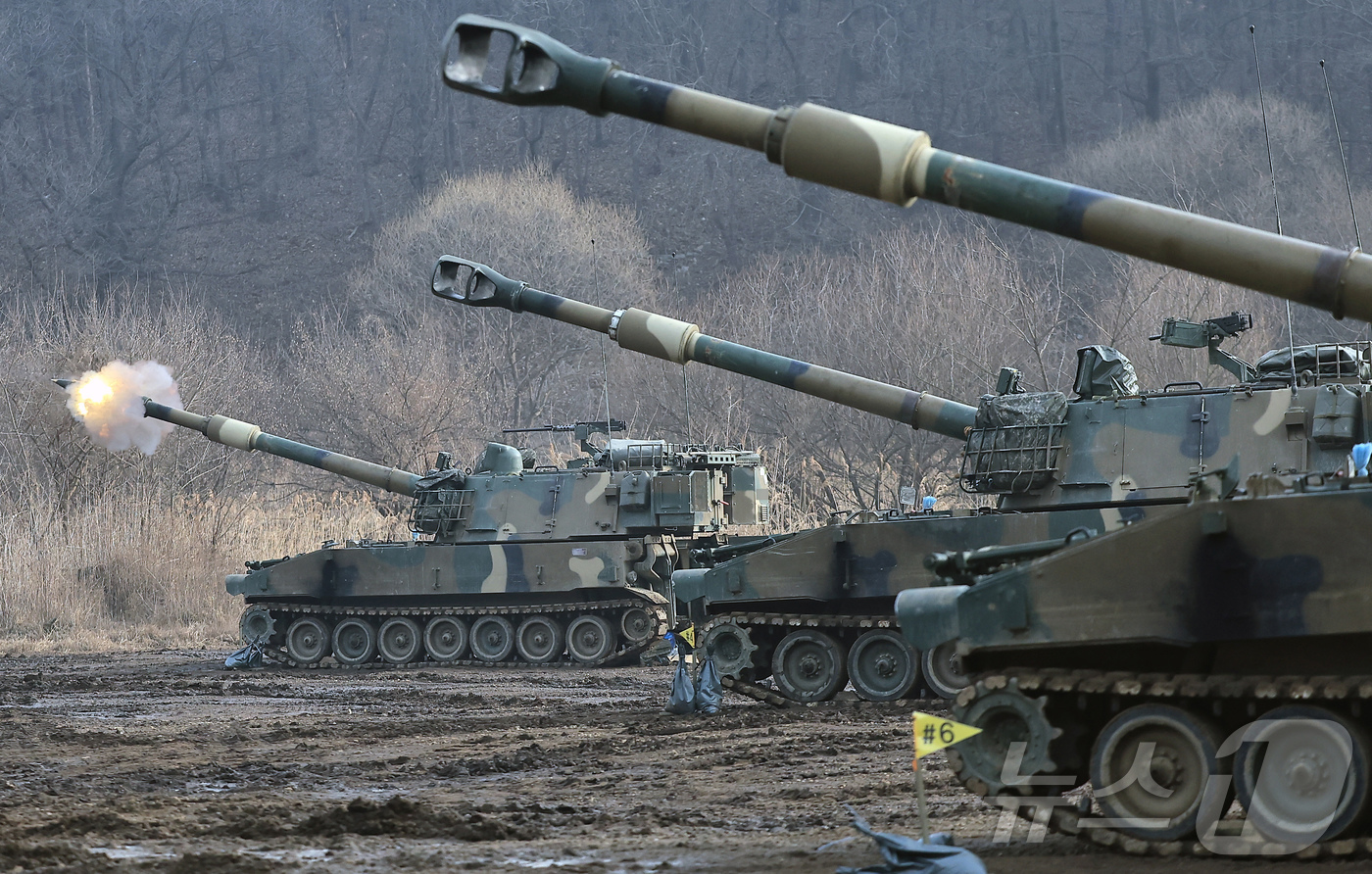 30기갑여단, 혹한기 K55A1 자주포 사격 - 뉴스1