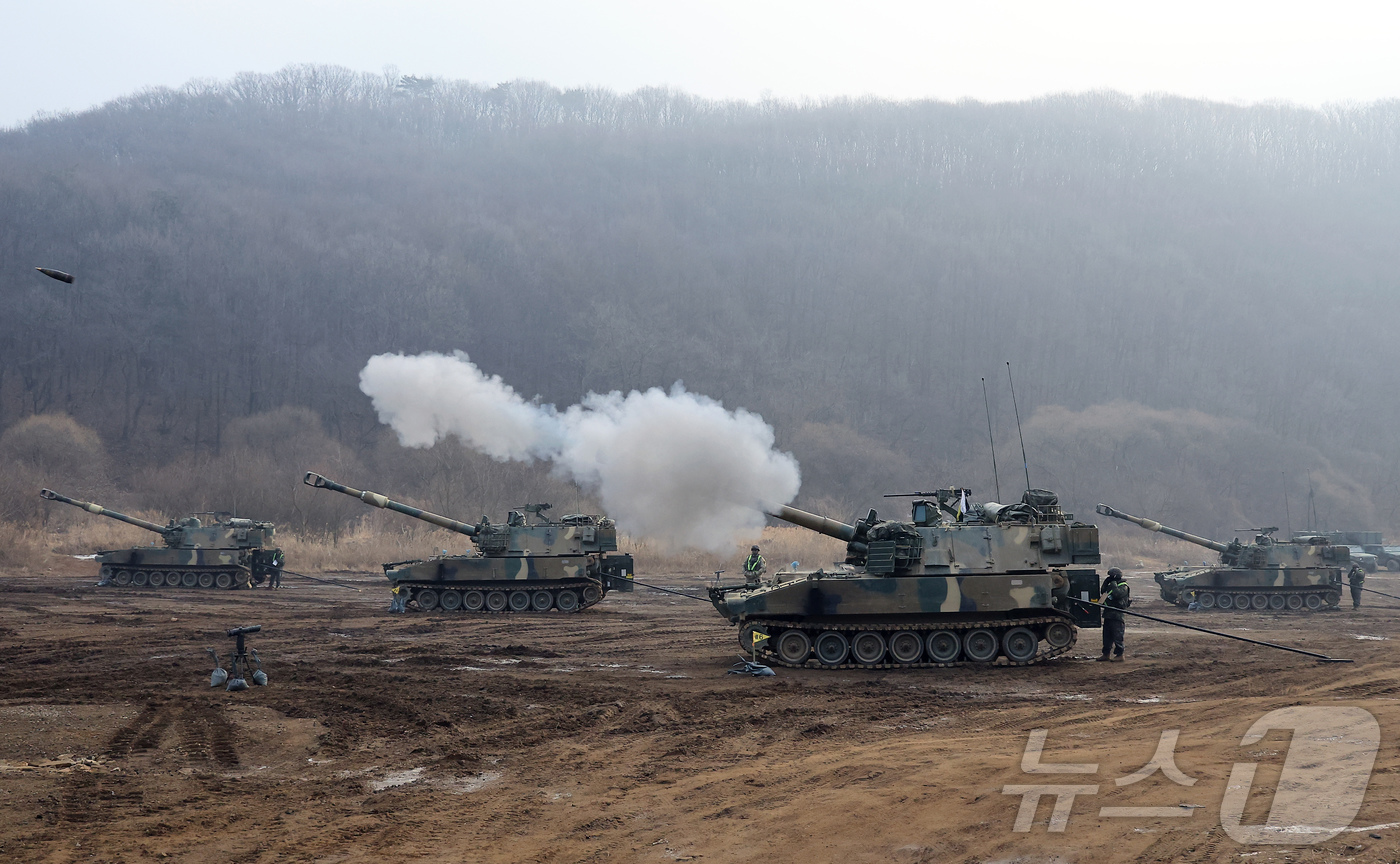 30기갑여단 하나포병대대, 혹한기 전술훈련 K55A1 자주포 포탄 사격 - 뉴스1
