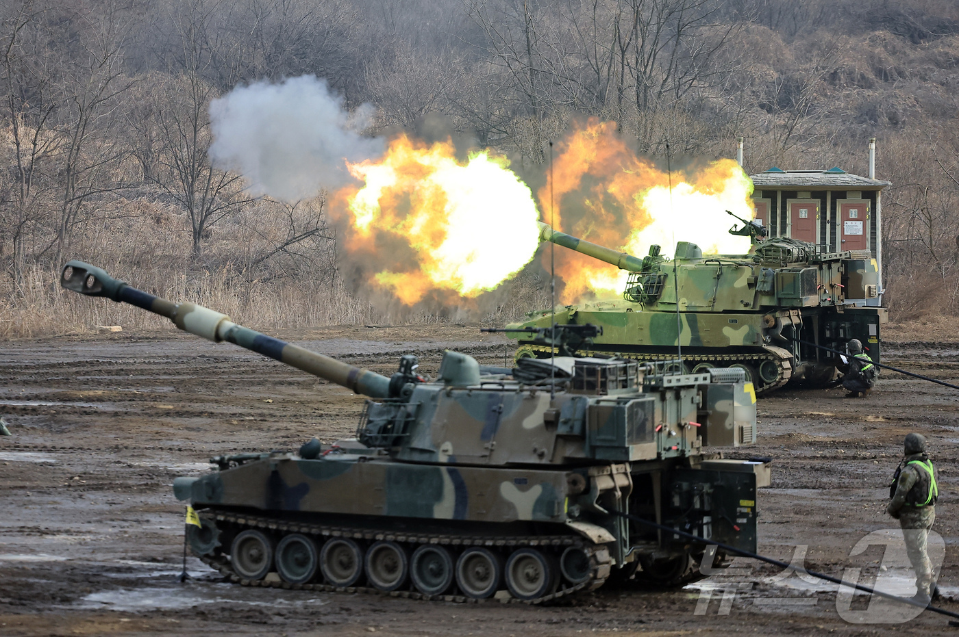 불 뿜는 육군 30기갑여단 K55A1 자주포 - 뉴스1