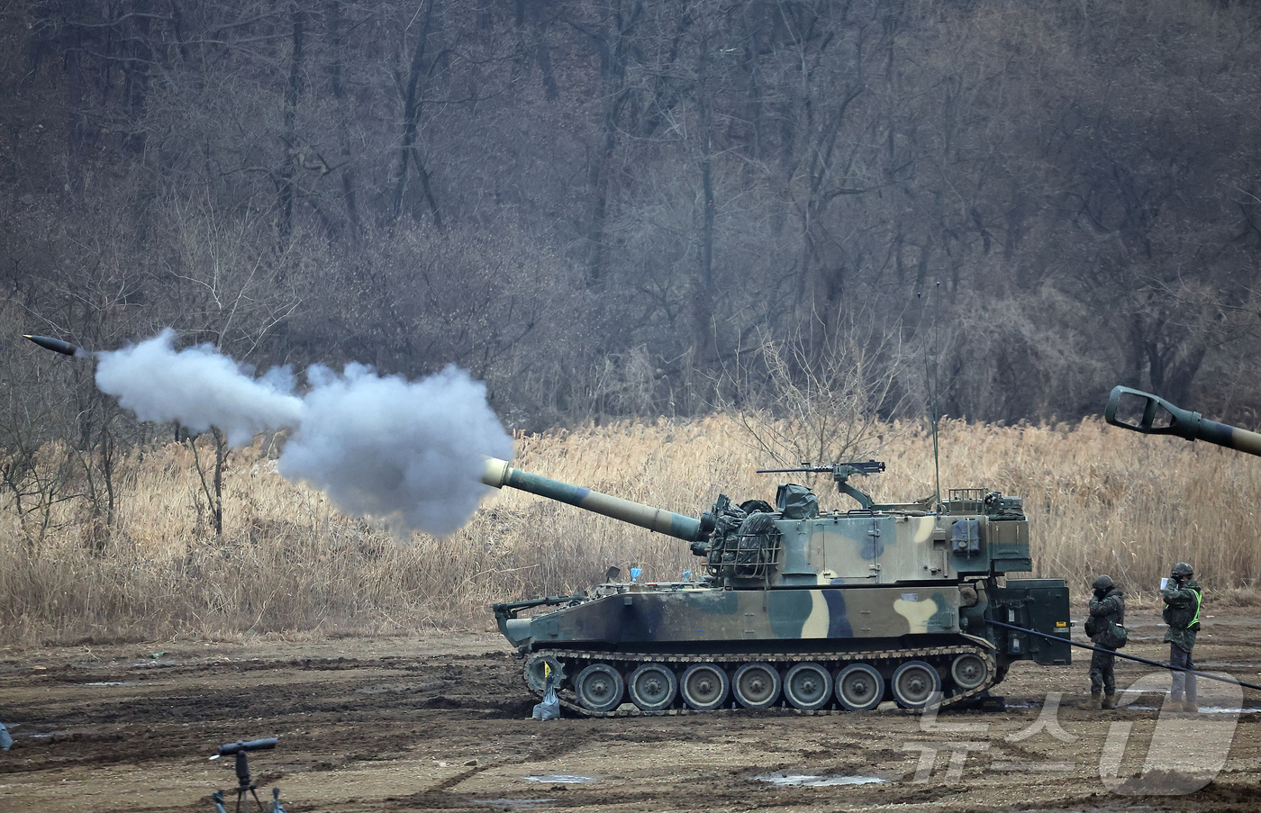 30기갑여단 하나포병대대, 혹한기 K55A1 자주포 포탄 사격 - 뉴스1
