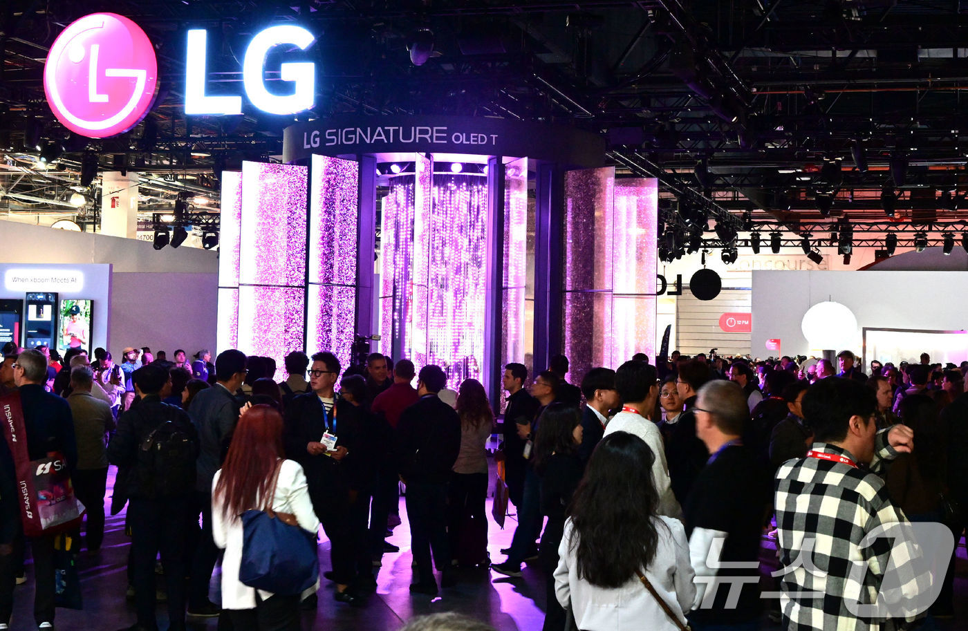 관람객으로 북적이는 CES LG전자 전시관 - 뉴스1
