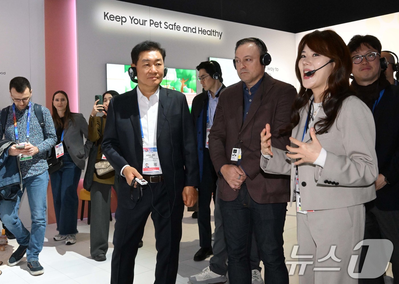 [CES2025]제이슨 본 픽 회장과 부스 둘러보는 한종희 사장 - 뉴스1