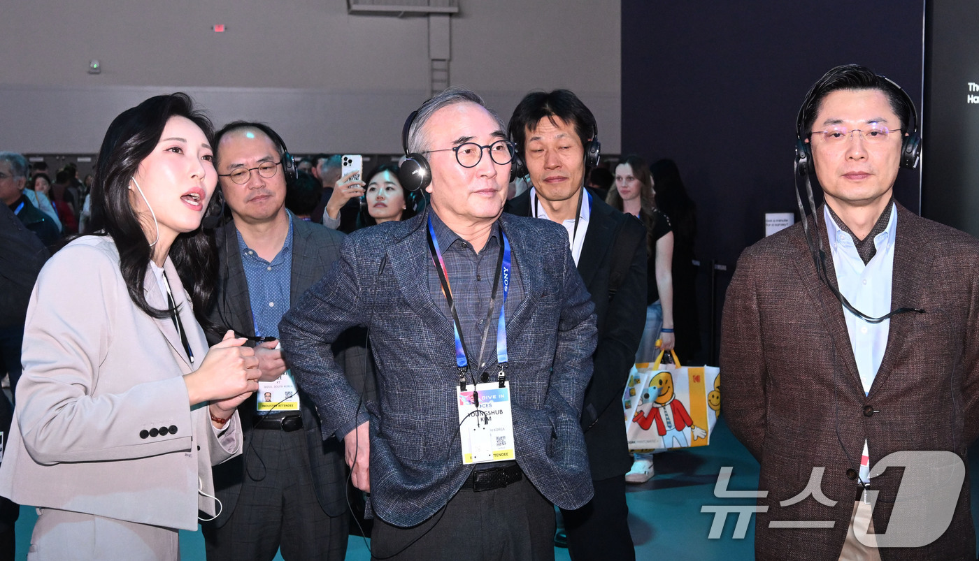 [CES2025]삼성 전시관 찾은 김영섭 KT 대표 - 뉴스1