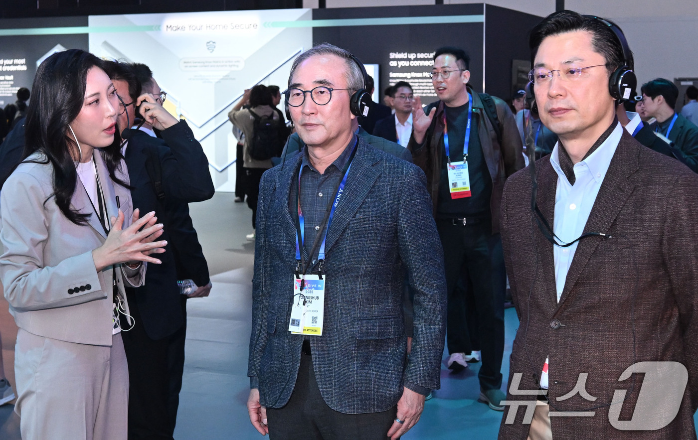 [CES2025]삼성 부스 방문한 김영섭 KT 대표 - 뉴스1