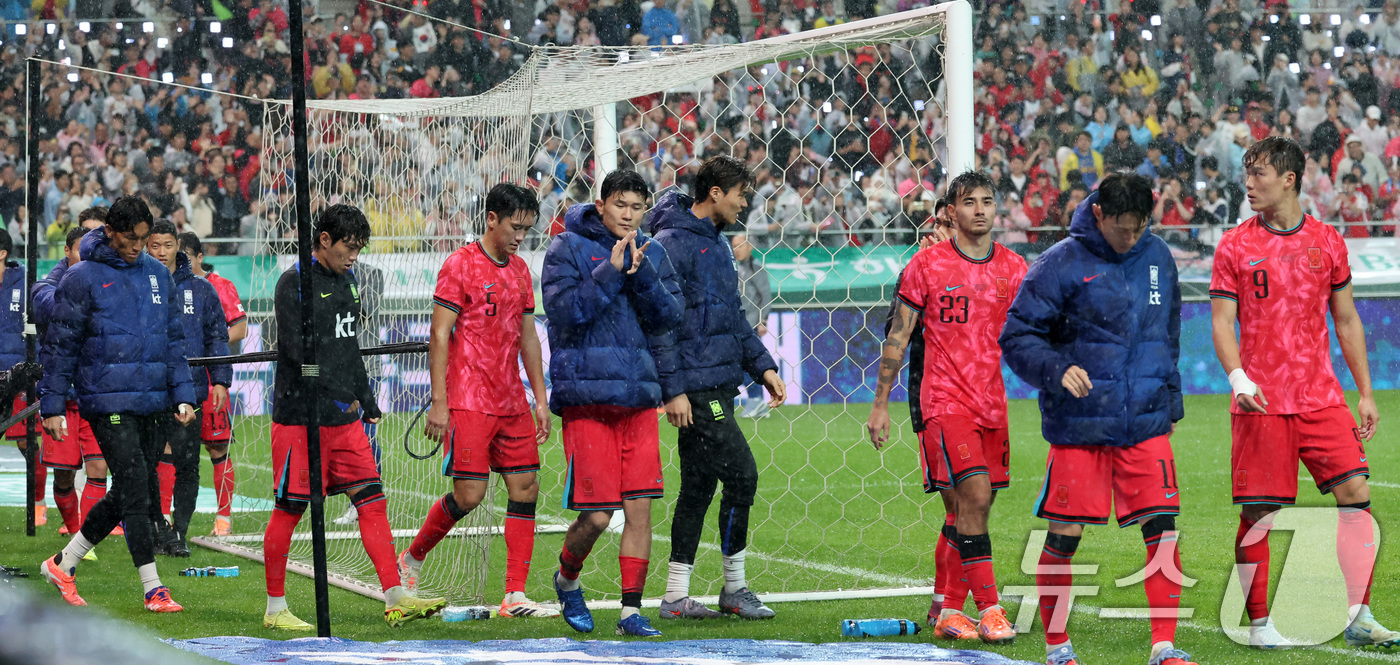 0-5 대패에 고개 숙인 축구대표팀 - 뉴스1