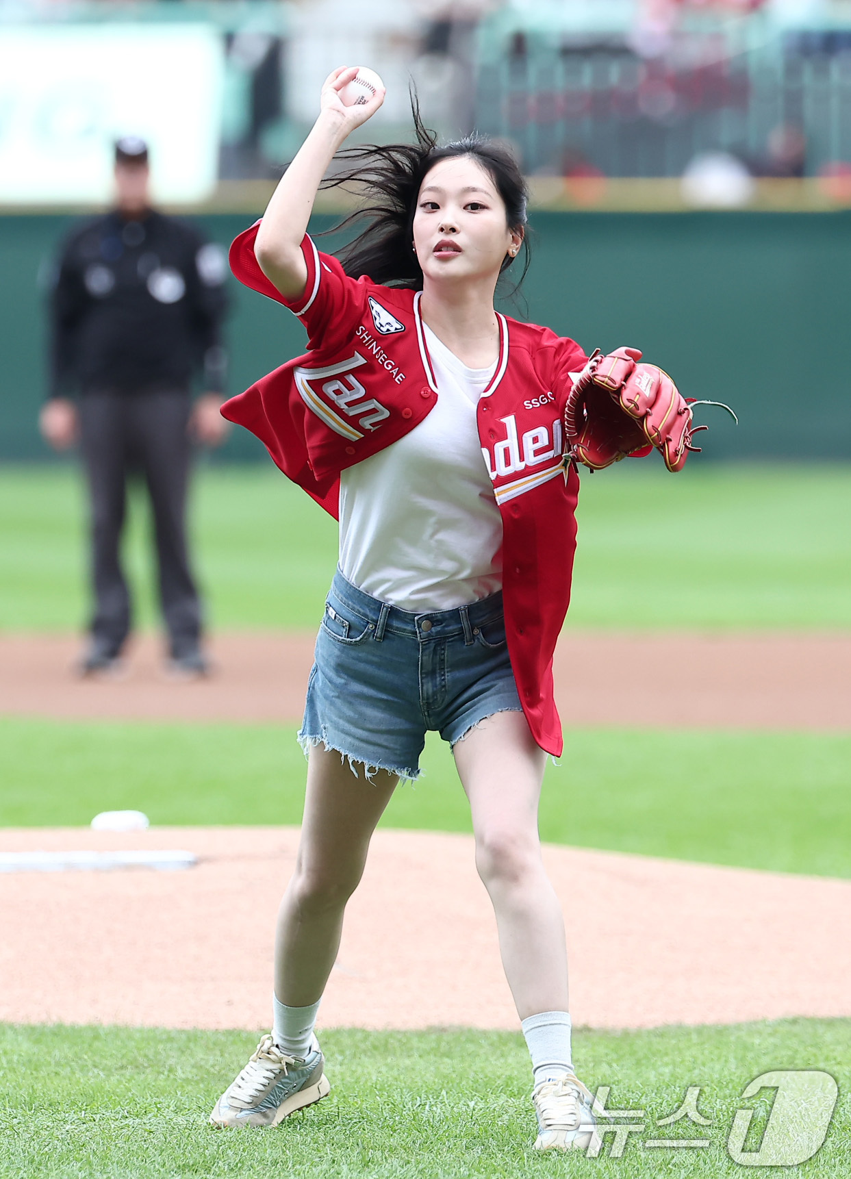 시구하는 배우 최희진 - 뉴스1