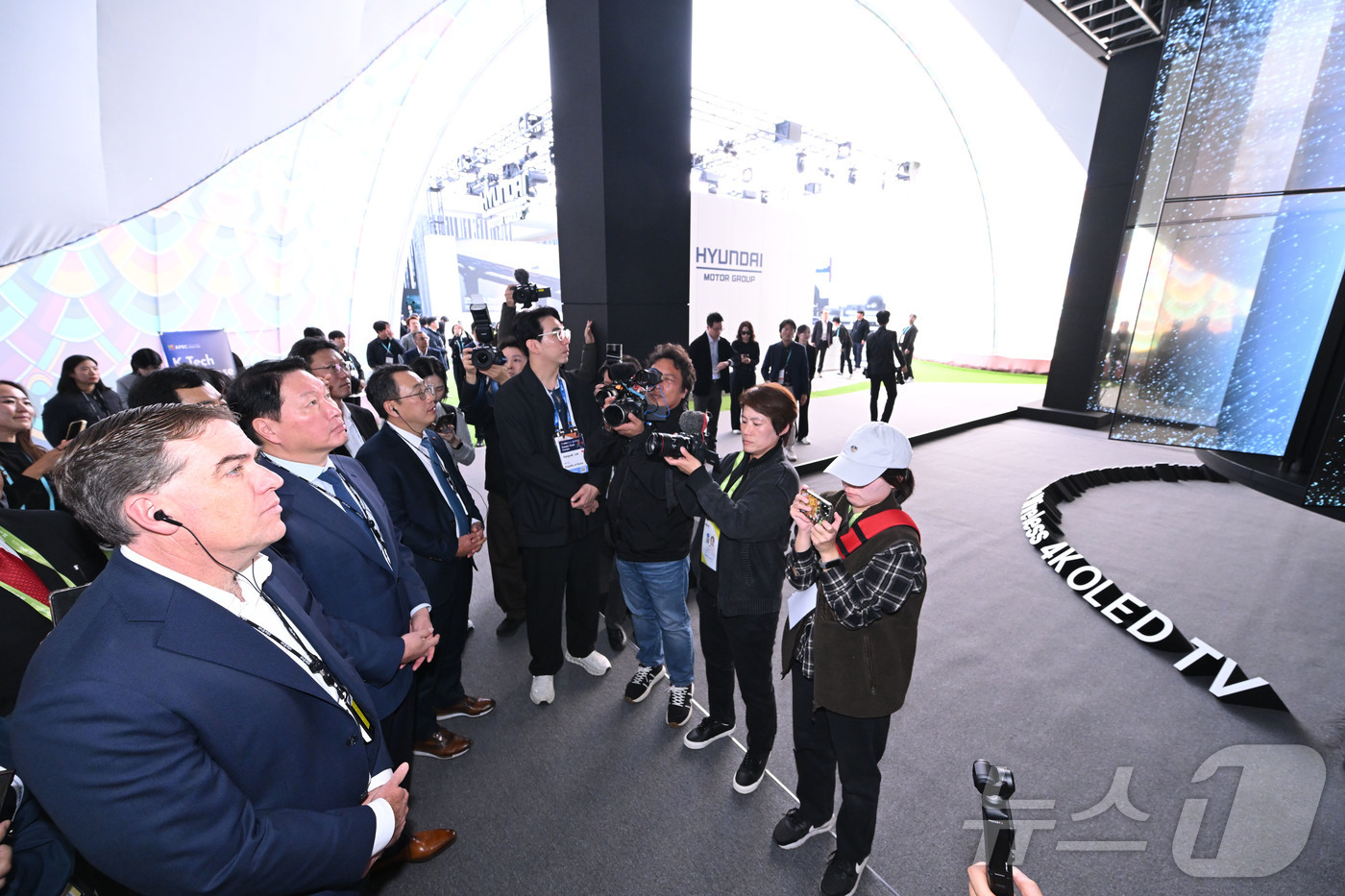 미디어 아트 감상하는 최태원 회장 - 뉴스1