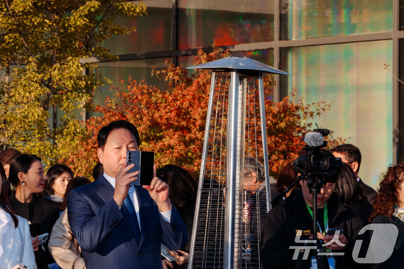 최태원 회장도 폰카를 들게 만든 ‘APEC 배우자 미술전’ - 뉴스1