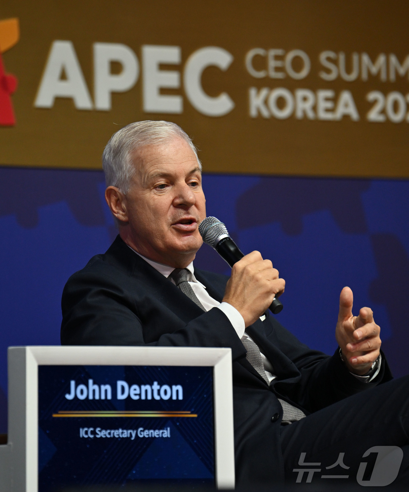 대담하는 존 덴톤 - 뉴스1