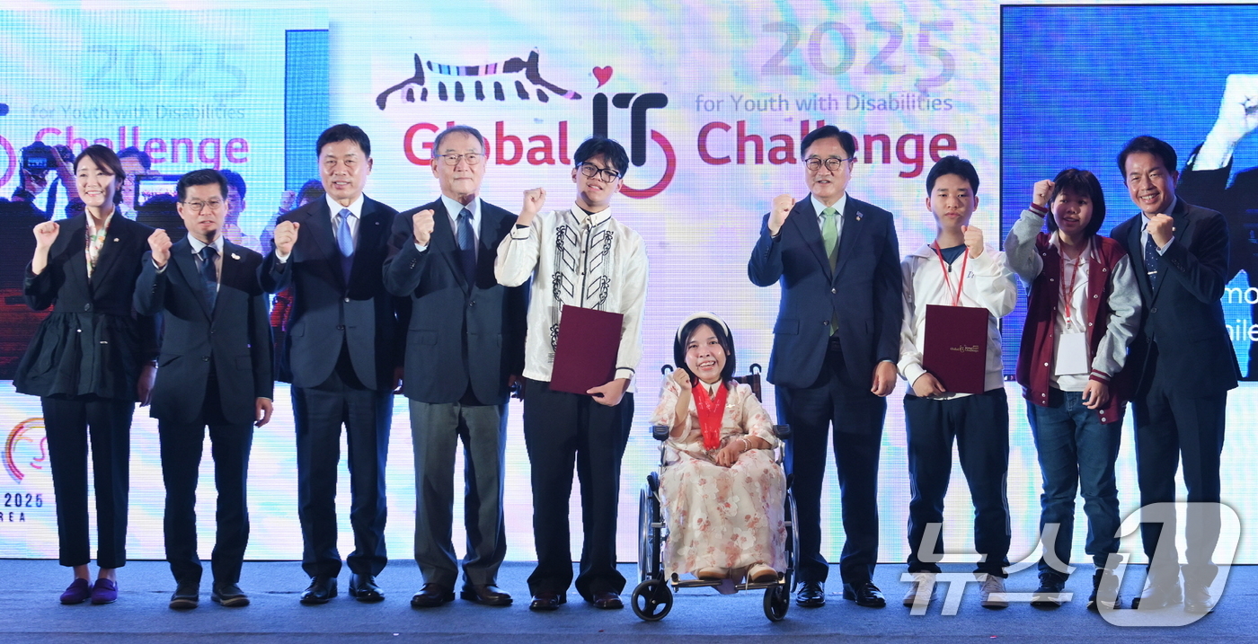 LG전자, APEC 부대행사 '글로벌 장애 청소년 IT 챌린지' 시상식 개최 - 뉴스1