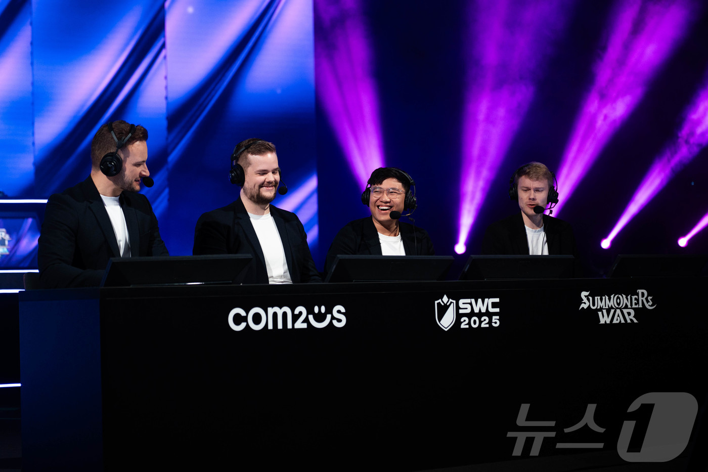 컴투스 ‘SWC 2025‘ 월드 파이널, 웃고 있는 글로벌 캐스터들 - 뉴스1