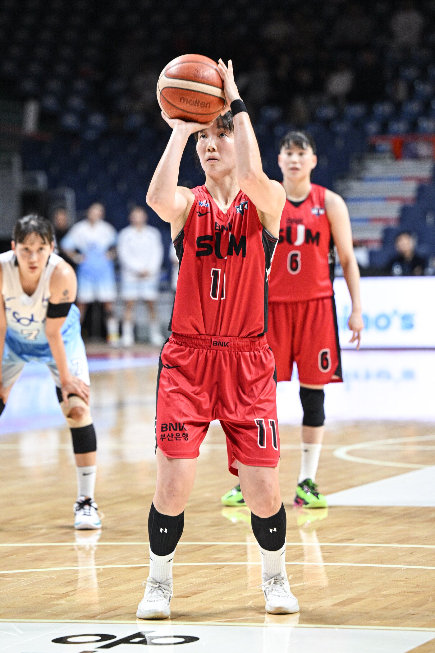 WKBL 여성 사령탑 첫 대결…BNK 박정은, 신한은행 최윤아에 승리 - 뉴스1