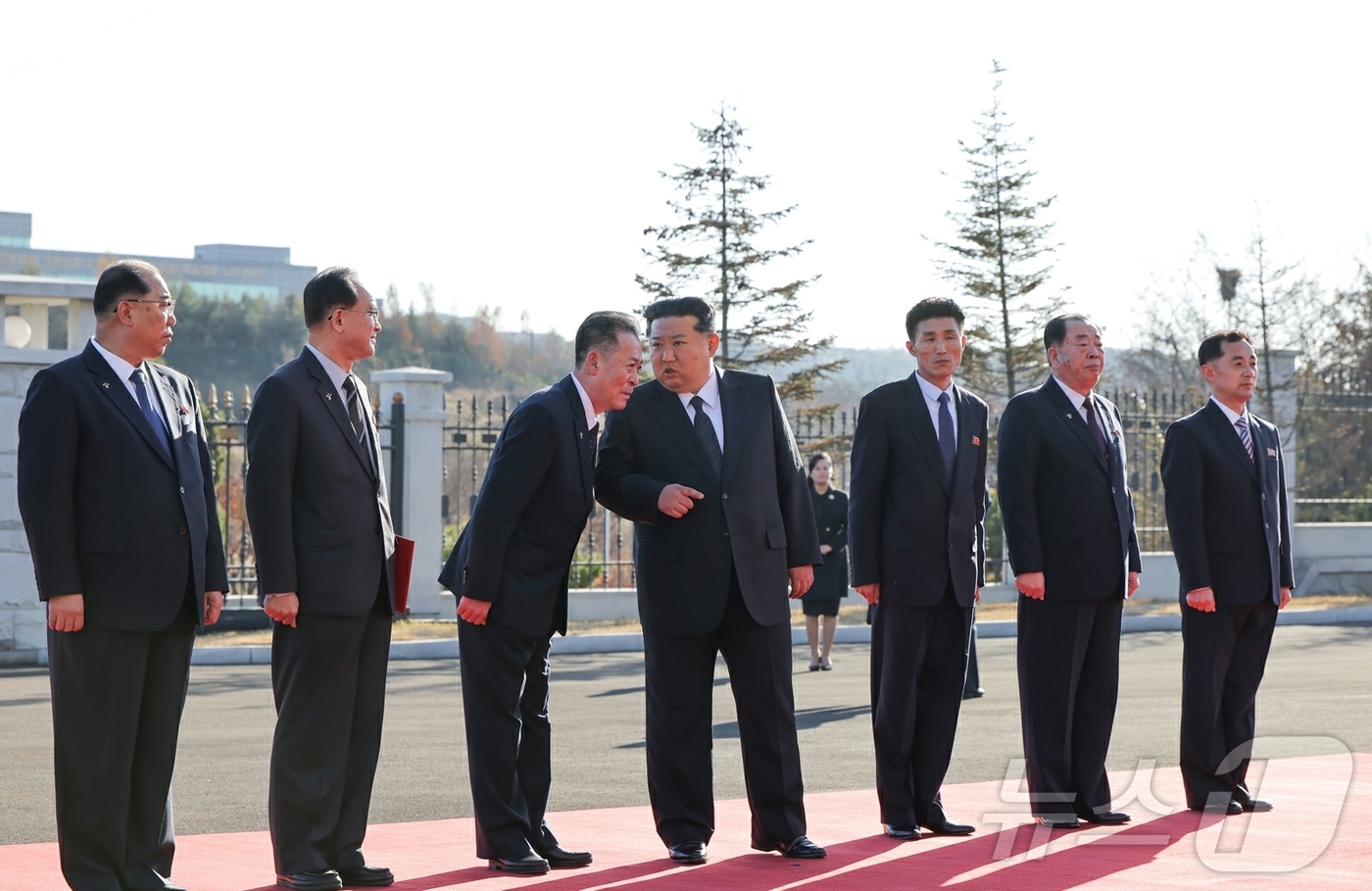 김정은, 창립 80주년 맞은 최고재판소 방문 - 뉴스1