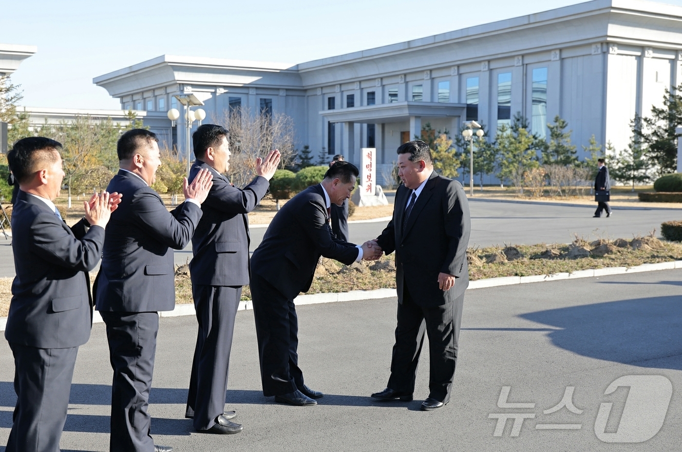 김정은, 北 최고검찰소 방문해 간부들 격려 - 뉴스1