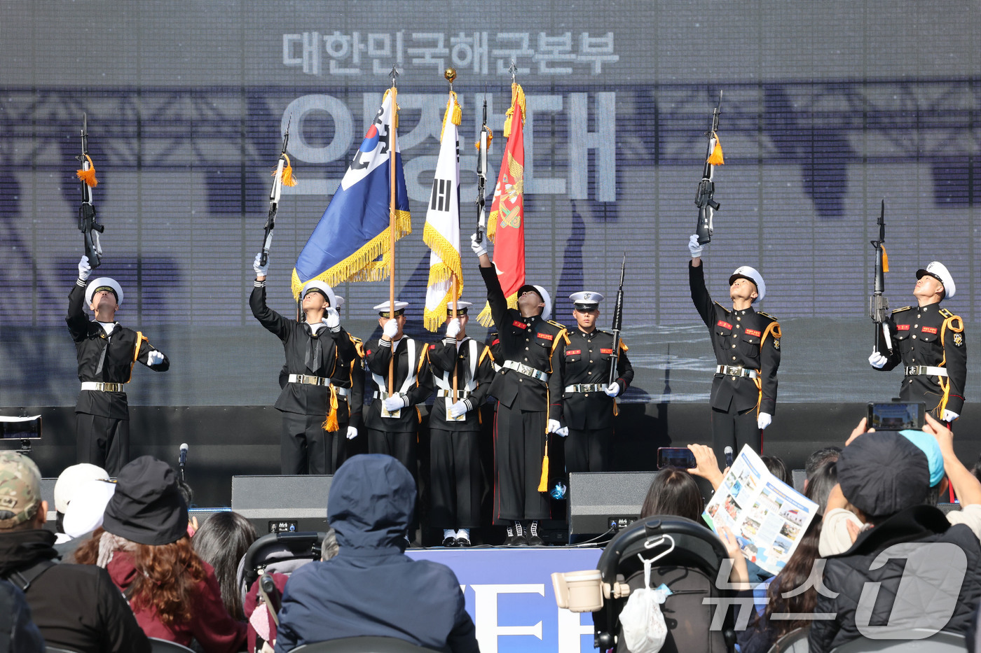 절도있는 해군 의장대 시범 - 뉴스1