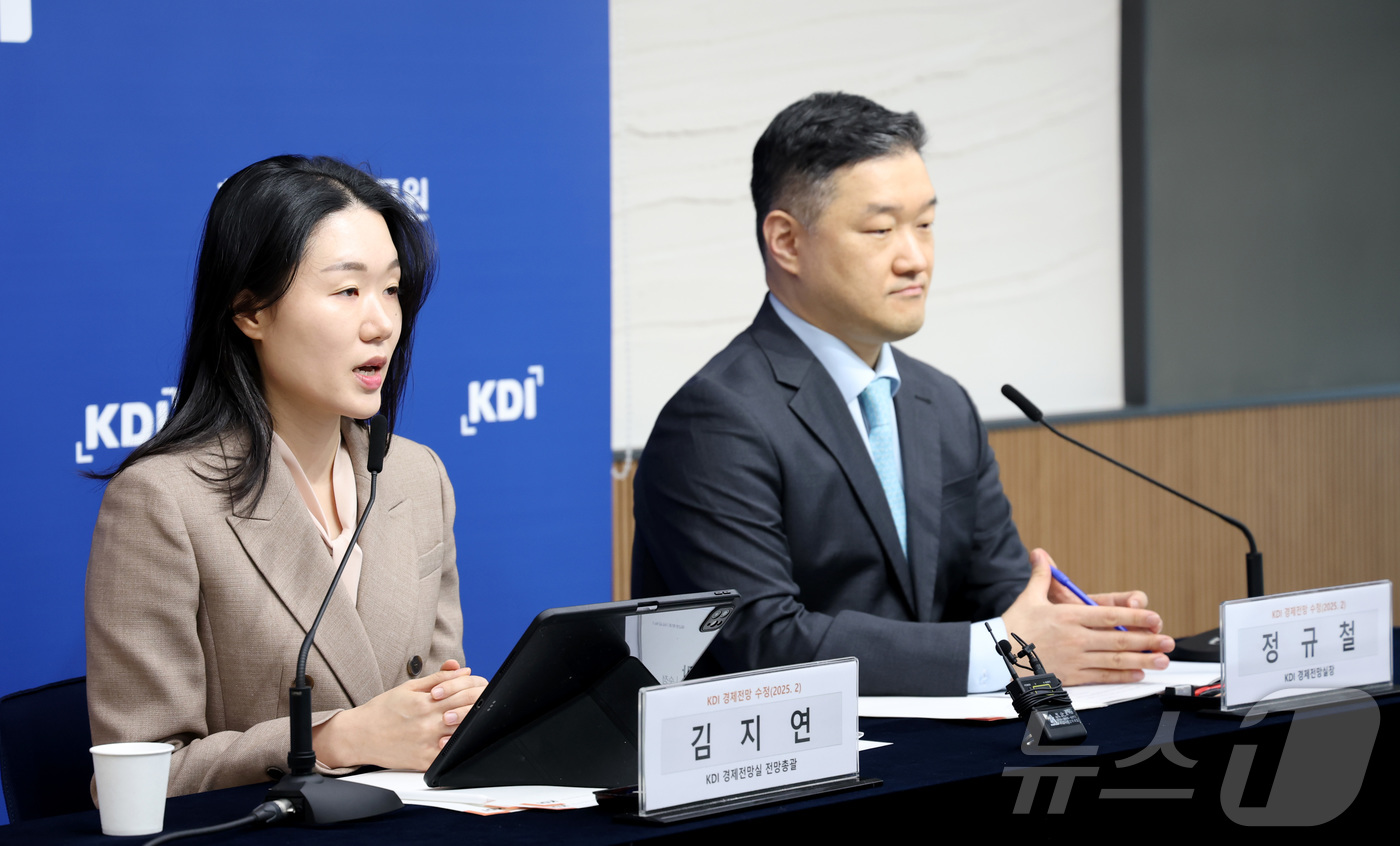 2025년 우리 경제 전년보다 낮은 1.6% 증가할 전망, 0.4%p 하향 조정 - 뉴스1