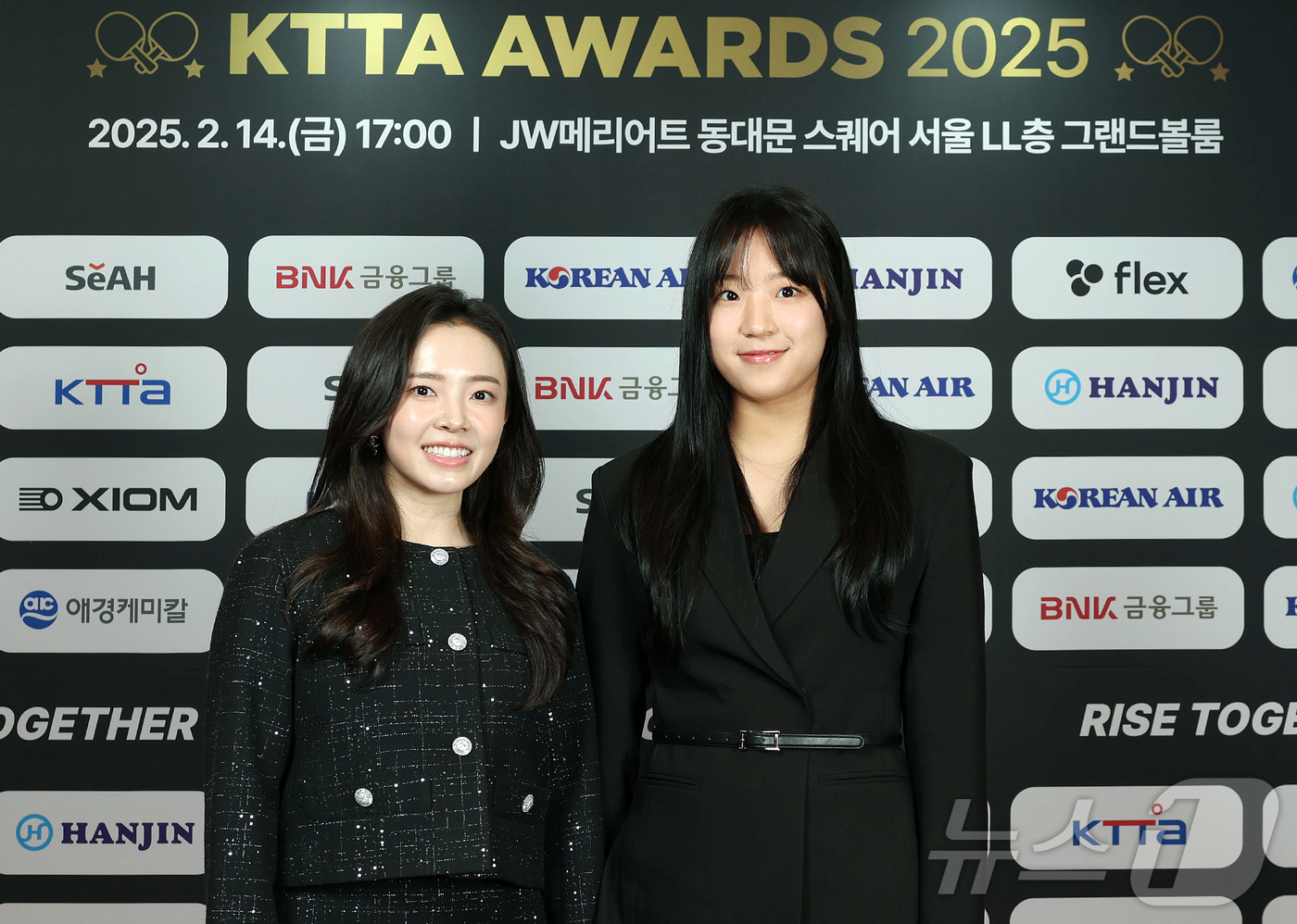 포즈 취하는 전지희·신유빈 - 뉴스1