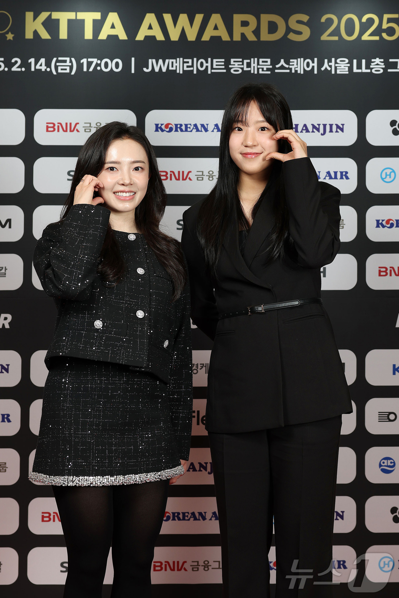 전지희·신유빈, 다정하게 볼하트 - 뉴스1