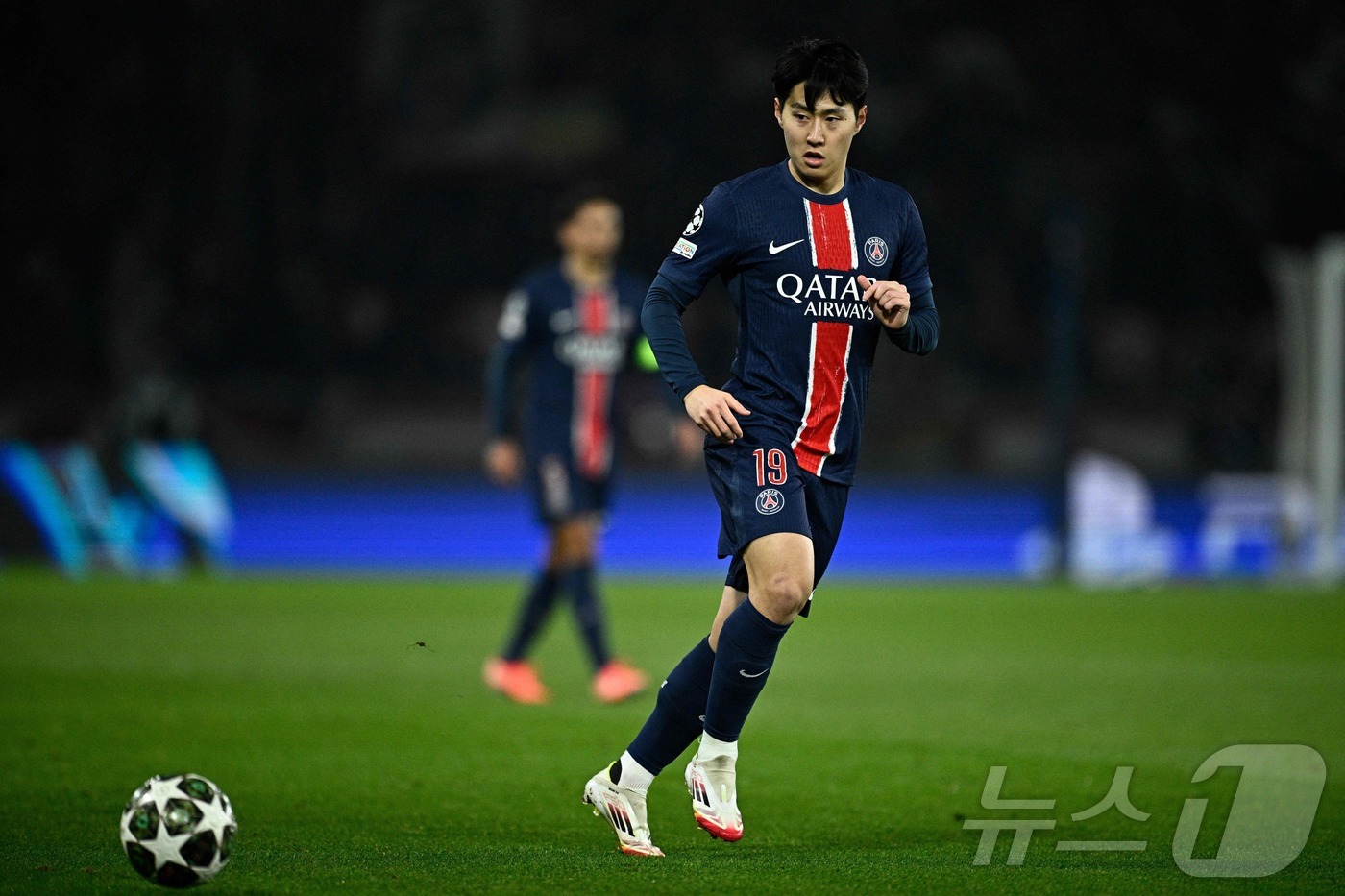 [포토] UCL 16강전 브레스트와 경기 중 패스하는 이강인 - 뉴스1