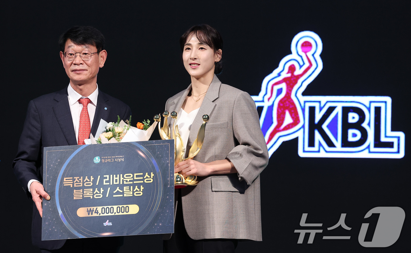 WKBL 4관왕 기록한 김단비 - 뉴스1