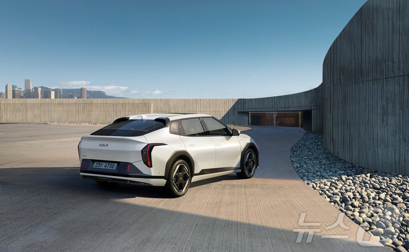 기아, 첫 전기 세단 'EV4' 11일 계약 시작…"3400만원대 구매" - 뉴스1