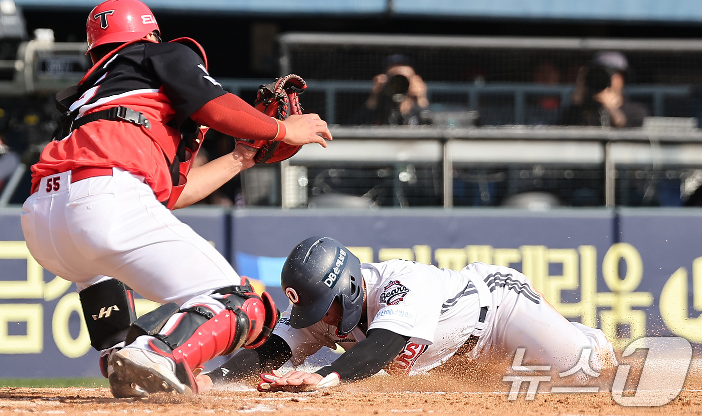 홈에서 태그아웃 당하는 박준영 - 뉴스1