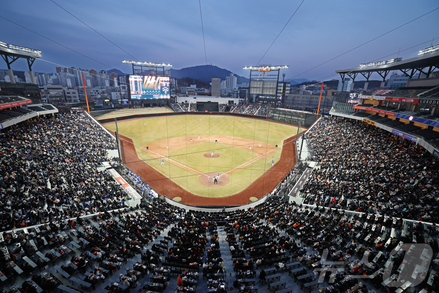 한화 팬들의 함성으로 가득 찬 한화생명 볼파크 - 뉴스1