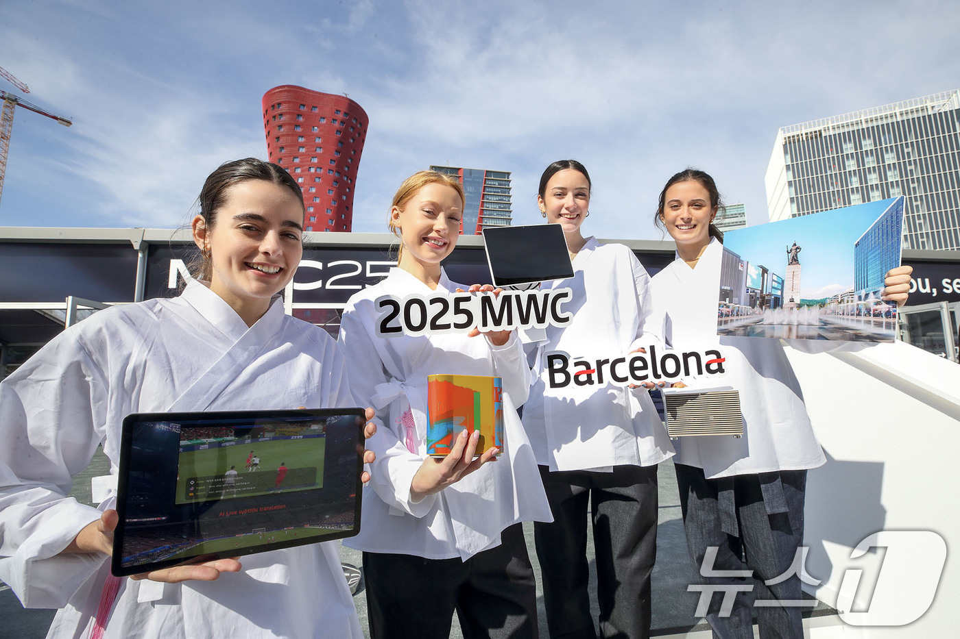 MWC25에서 AI 혁신 기술 선보이는 KT - 뉴스1