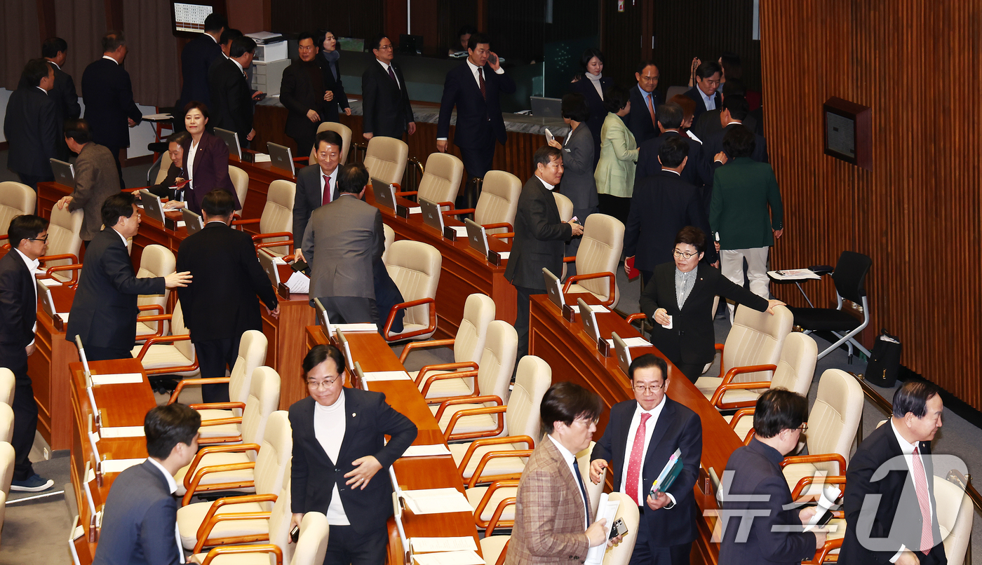 '마약수사 외압 상설특검' 국회 통과, 퇴장하는 與 - 뉴스1
