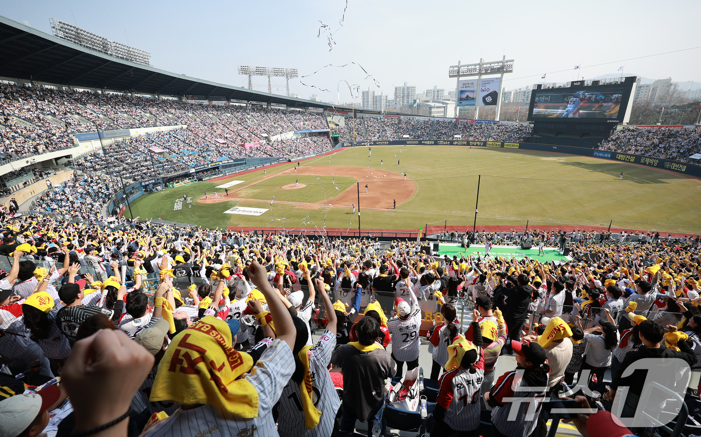 홈런포에 열광하는 LG 응원단 - 뉴스1