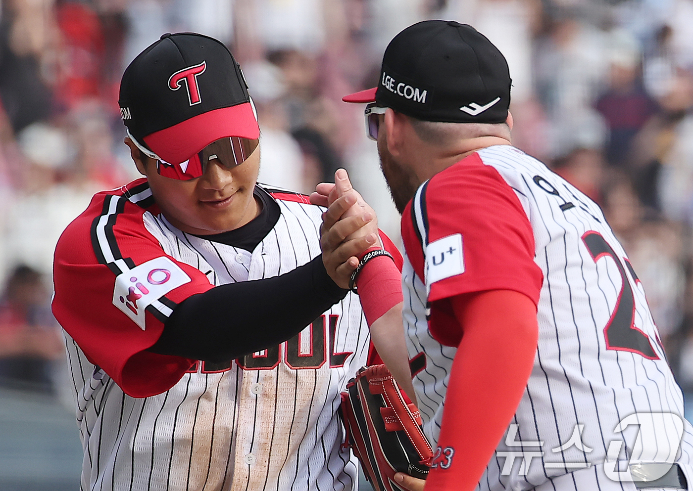 오스틴과 기쁨 나누는 문보경 - 뉴스1